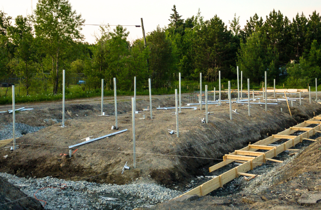 Comparatif: Fondations Pieux Vissés vs Bois | GoliathTech